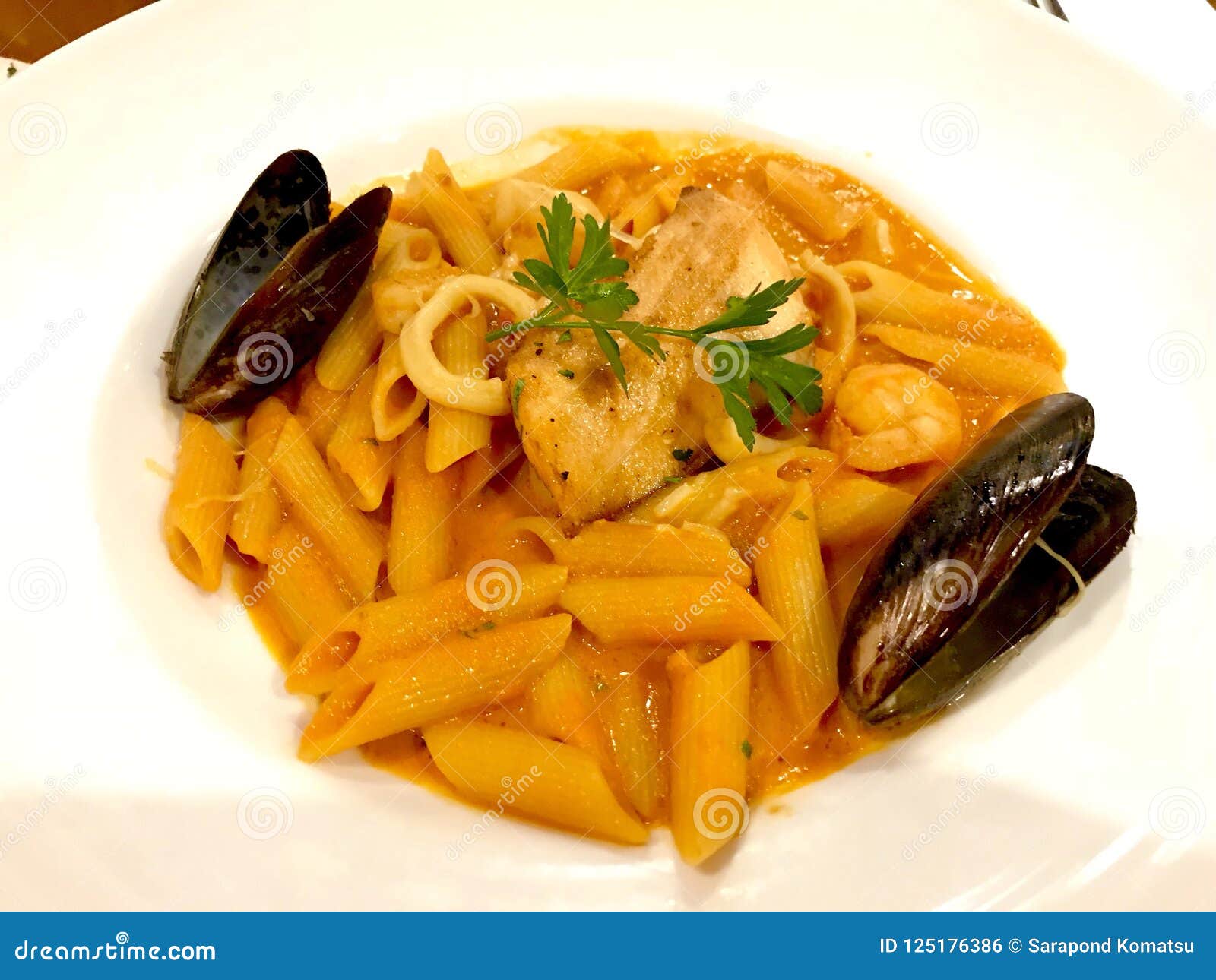 Pastas Del Penne De Los Mariscos Foto de archivo - Imagen de tapa ...