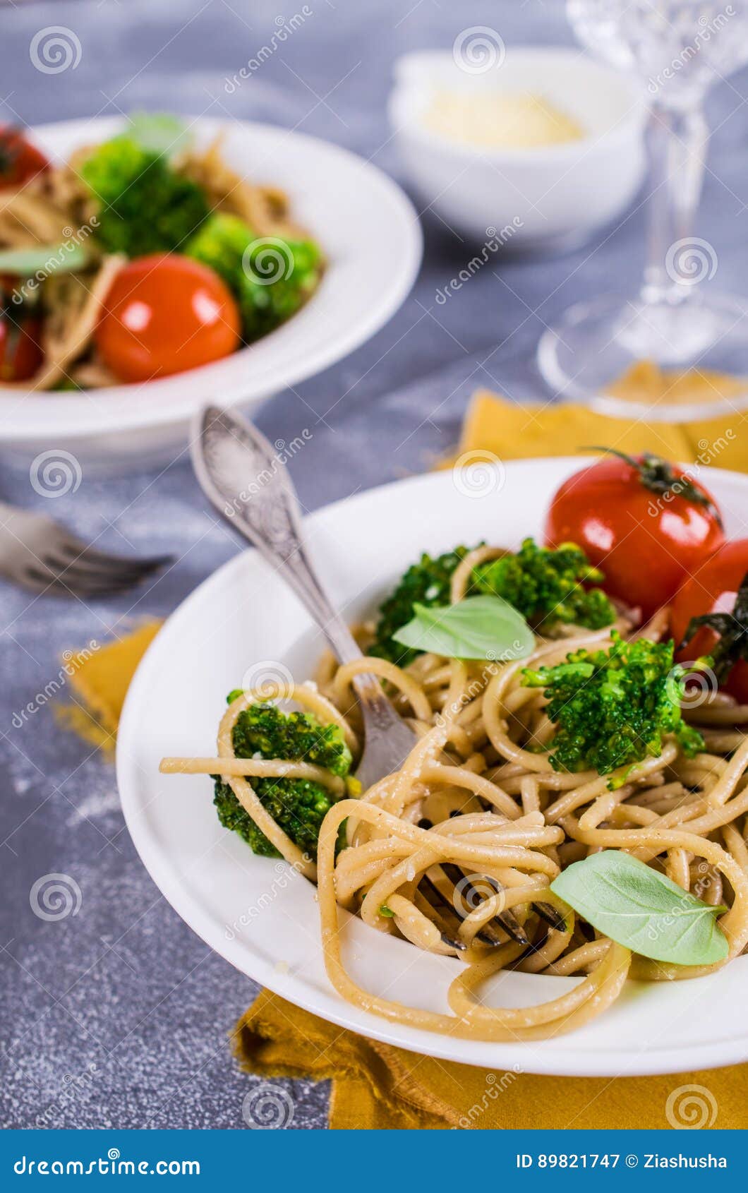 Pastas Integrales Con Las Verduras Imagen de archivo - Imagen de ...