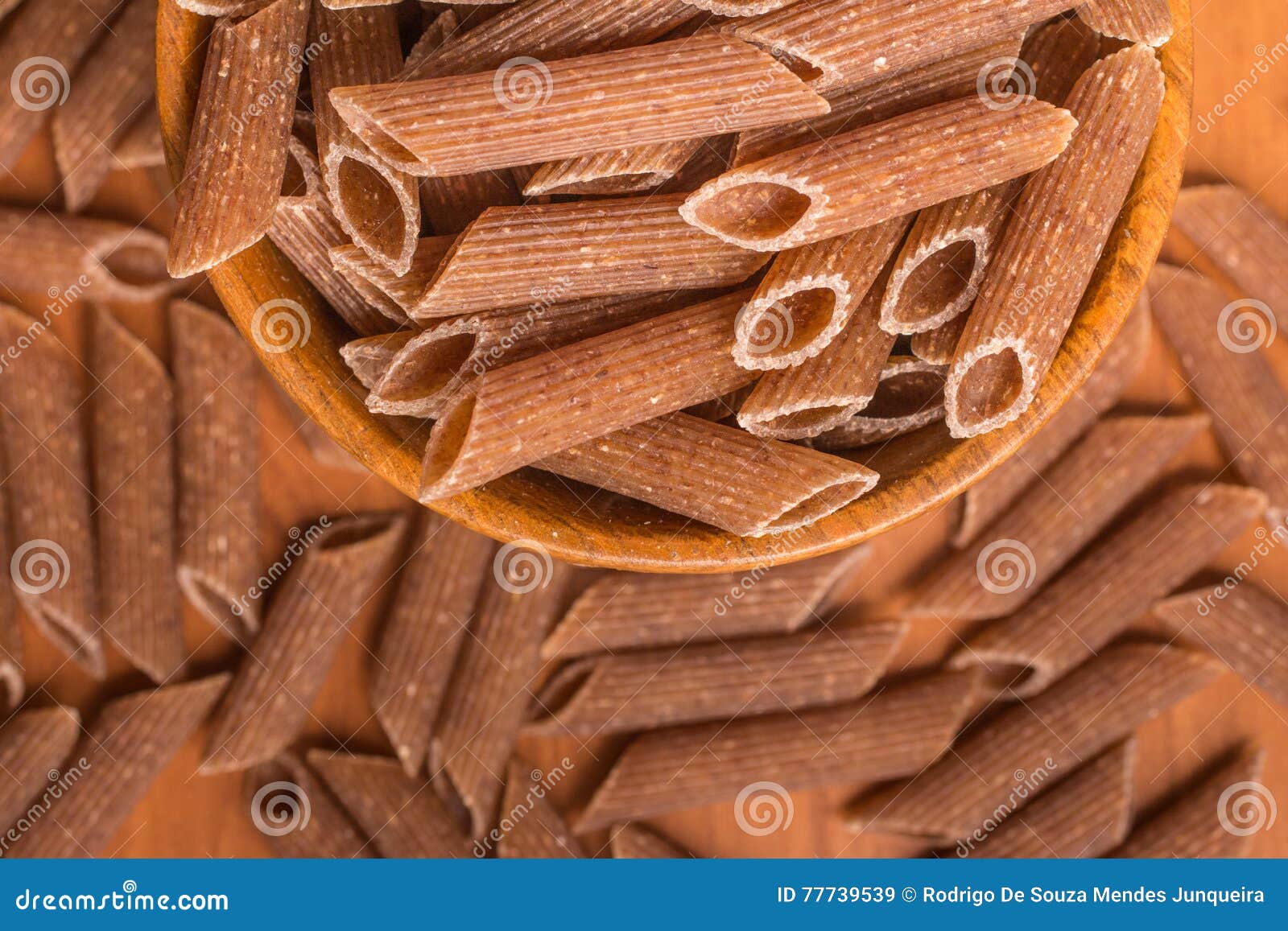 Pastas Integrales Penne Integral En Un Cuenco Imagen de archivo ...