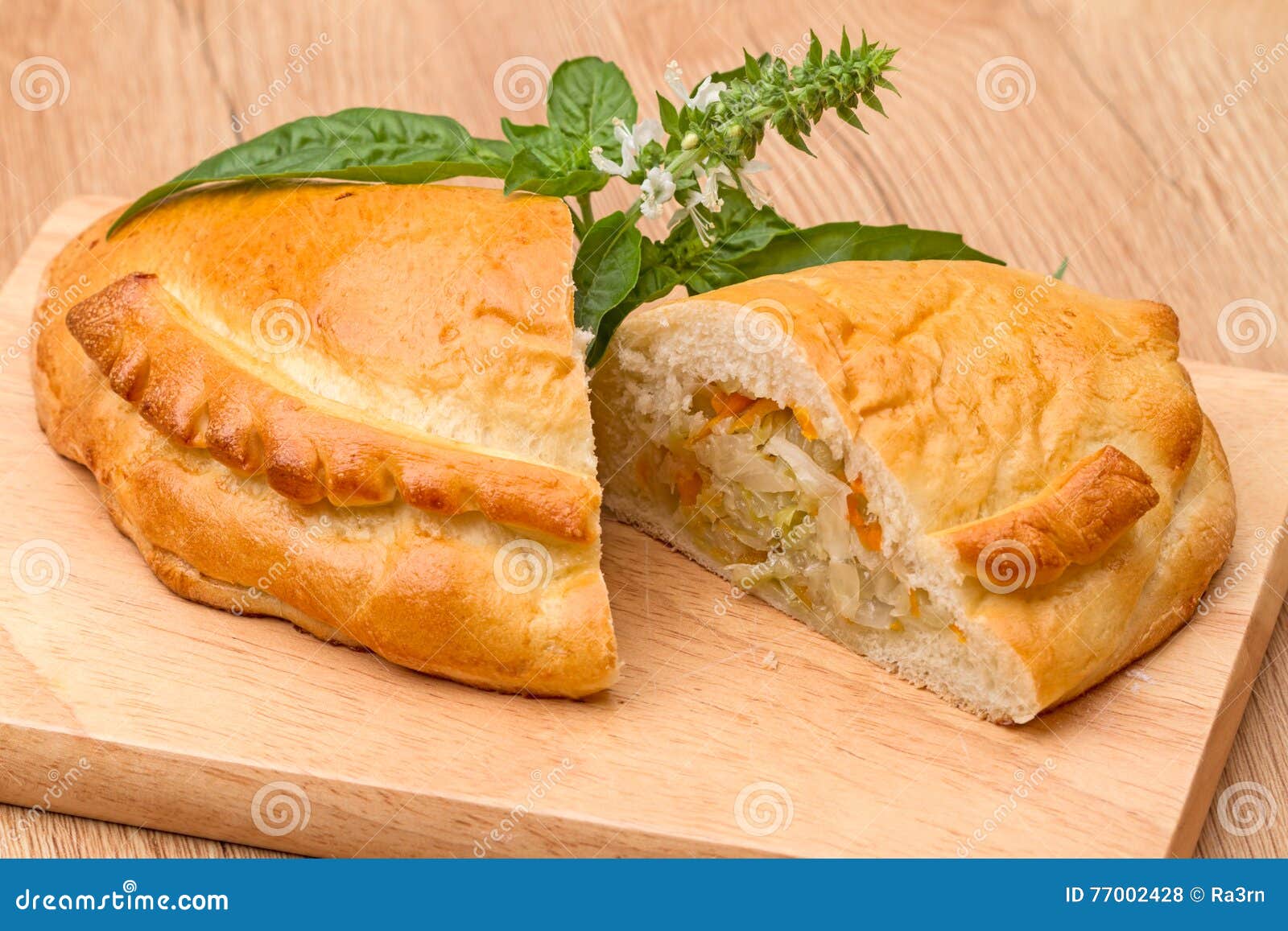 Pastei Met Kool En Een Twijg Van Basilicum Stock Foto - Image of ...