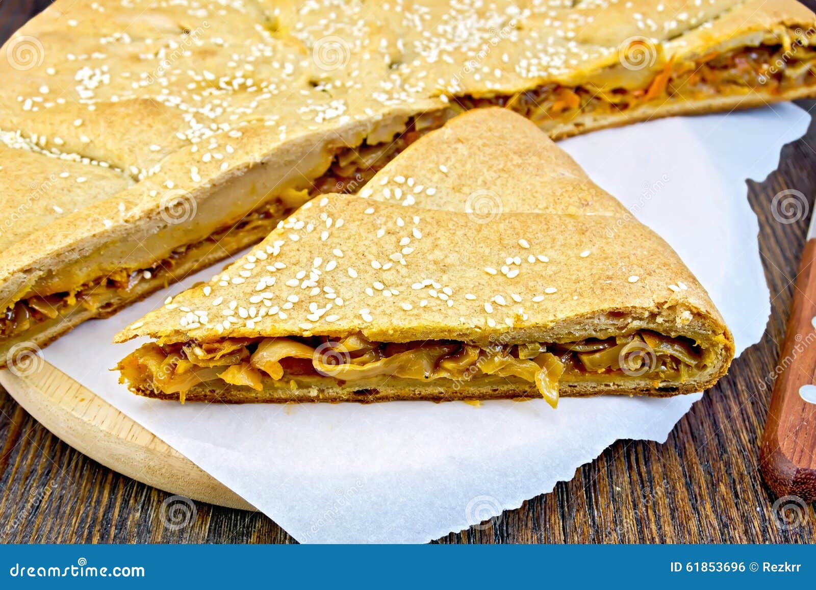 Pastei Met Kool En Sesam Op Papier Stock Foto - Image of gastronomisch ...