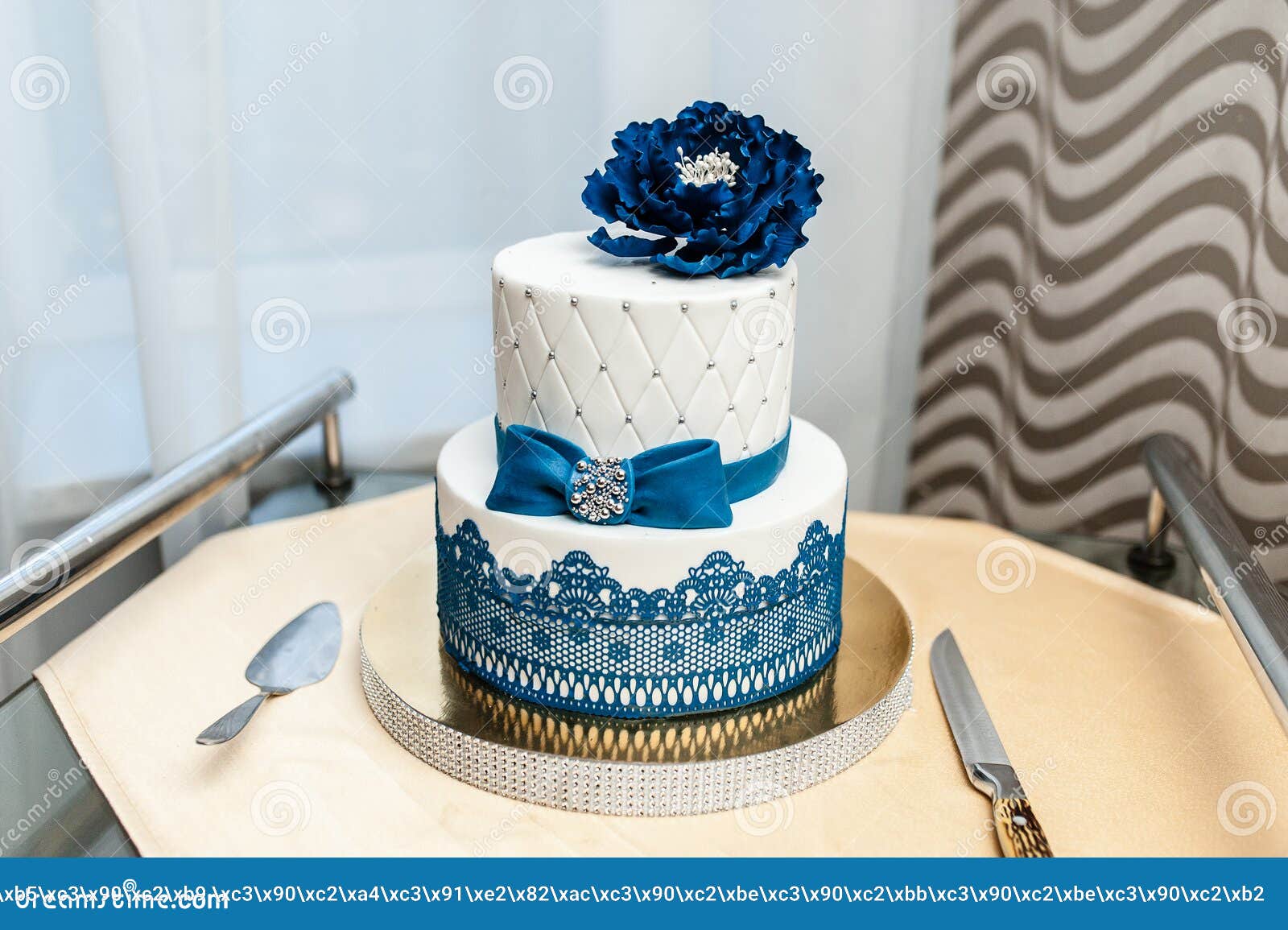 Pastel De Bodas. Blanco Y Azul. Imagen de archivo - Imagen de novia ...