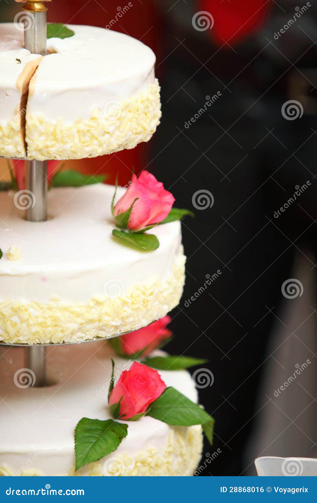 Pastel De Bodas Con Las Rosas Rojas Foto de archivo - Imagen de ...
