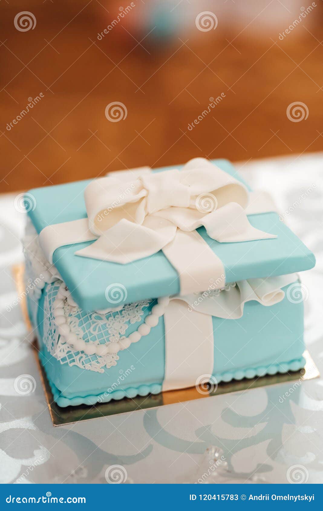 Pastel De Bodas Con Las Tortas De La Turquesa Imagen de archivo ...