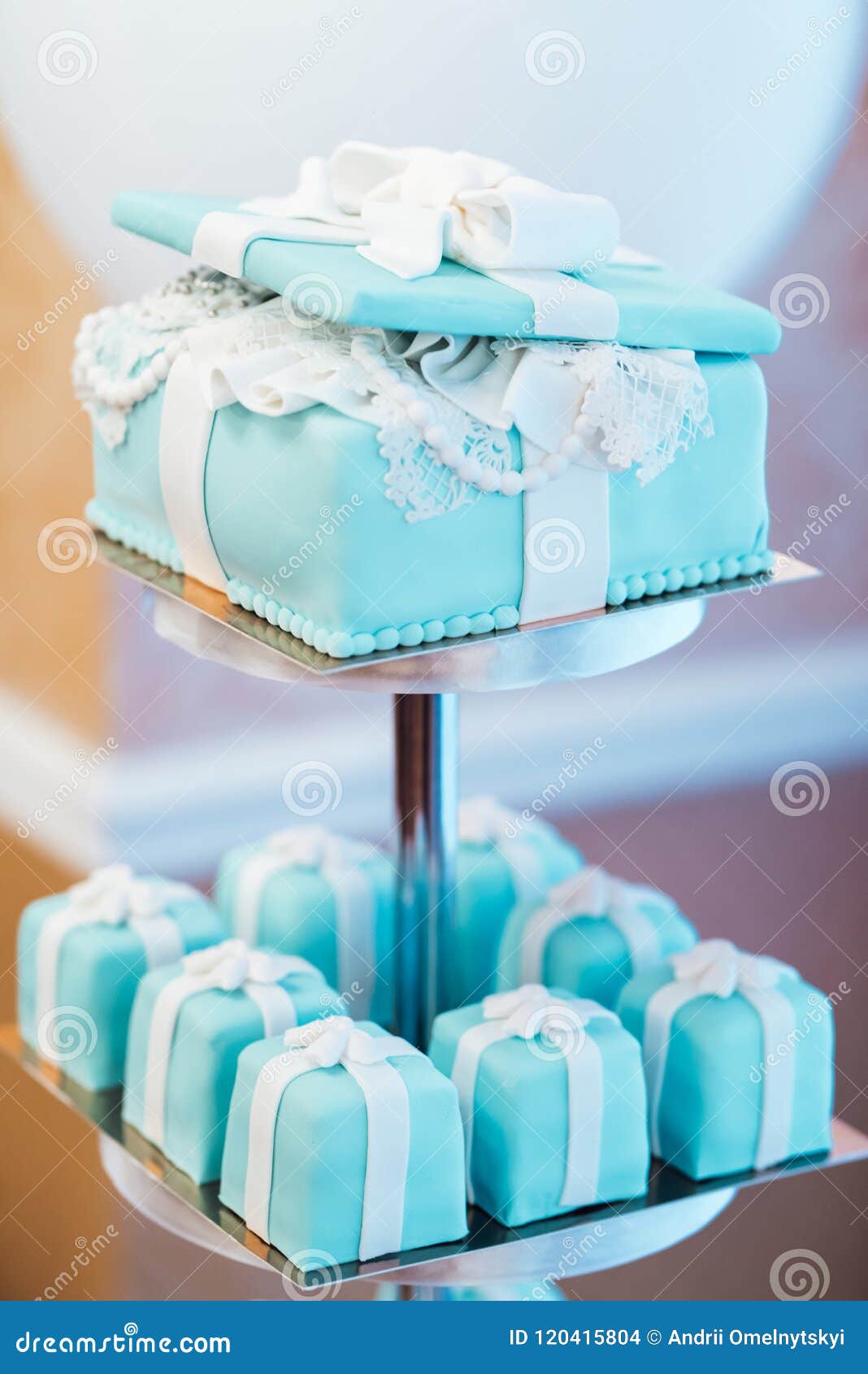 Pastel De Bodas Con Las Tortas De La Turquesa Foto de archivo - Imagen ...