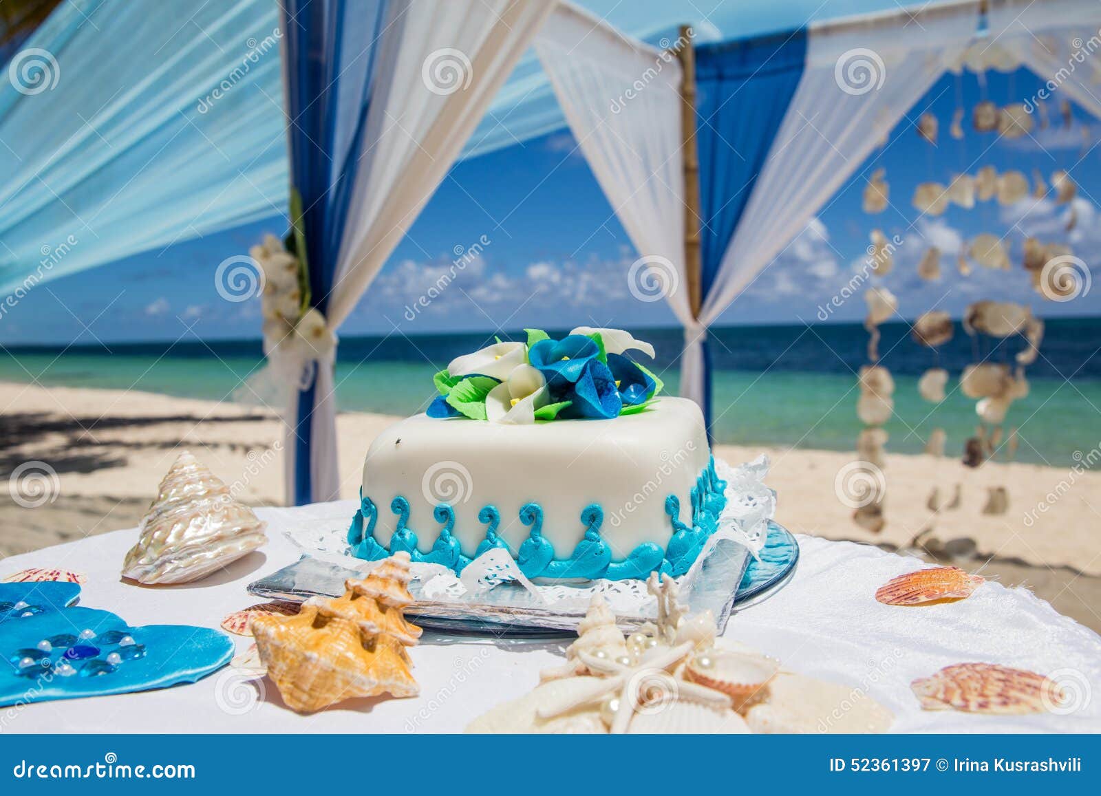 Pastel De Bodas Para La Ceremonia De Boda De Playa Imagen de archivo ...