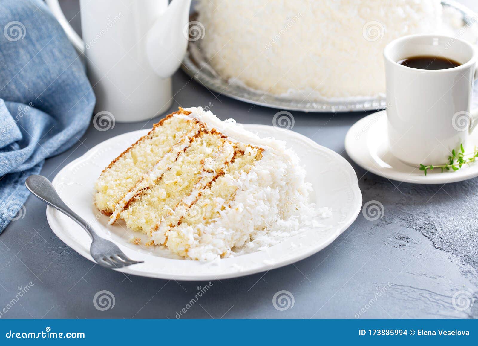 Pastel de capas de coco foto de archivo. Imagen de torta - 173885994