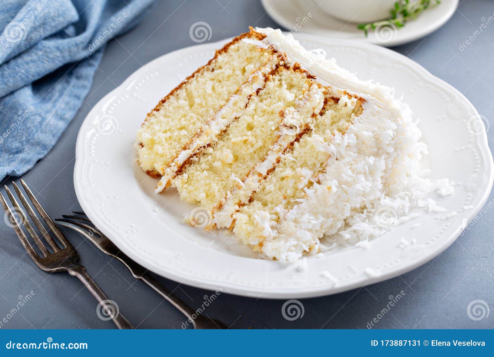 Pastel de capas de coco imagen de archivo. Imagen de convite - 173887131