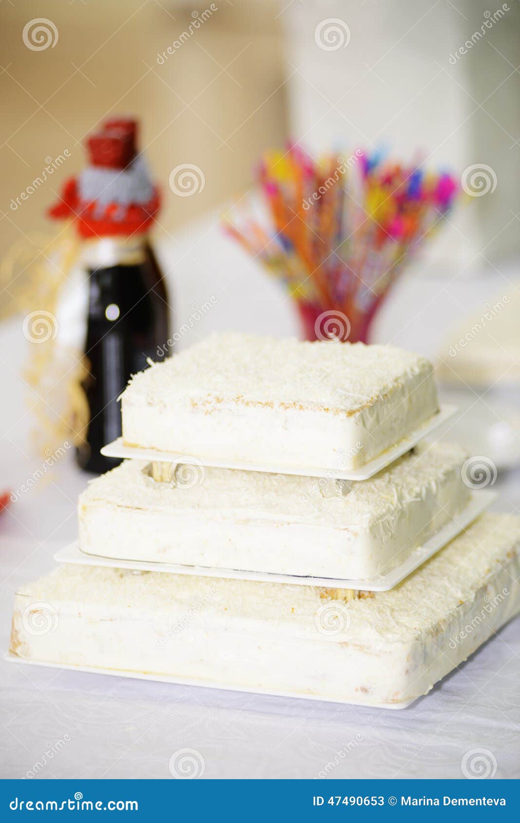 Pastel De Capas Del Coco Tres Imagen de archivo - Imagen de rojo ...