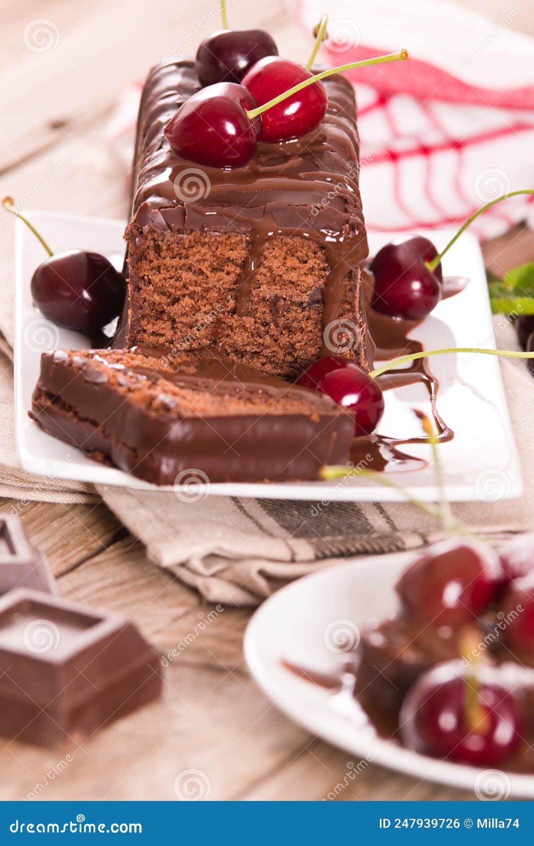 Pastel De Chocolate Con Cerezas. Foto de archivo - Imagen de cereza ...