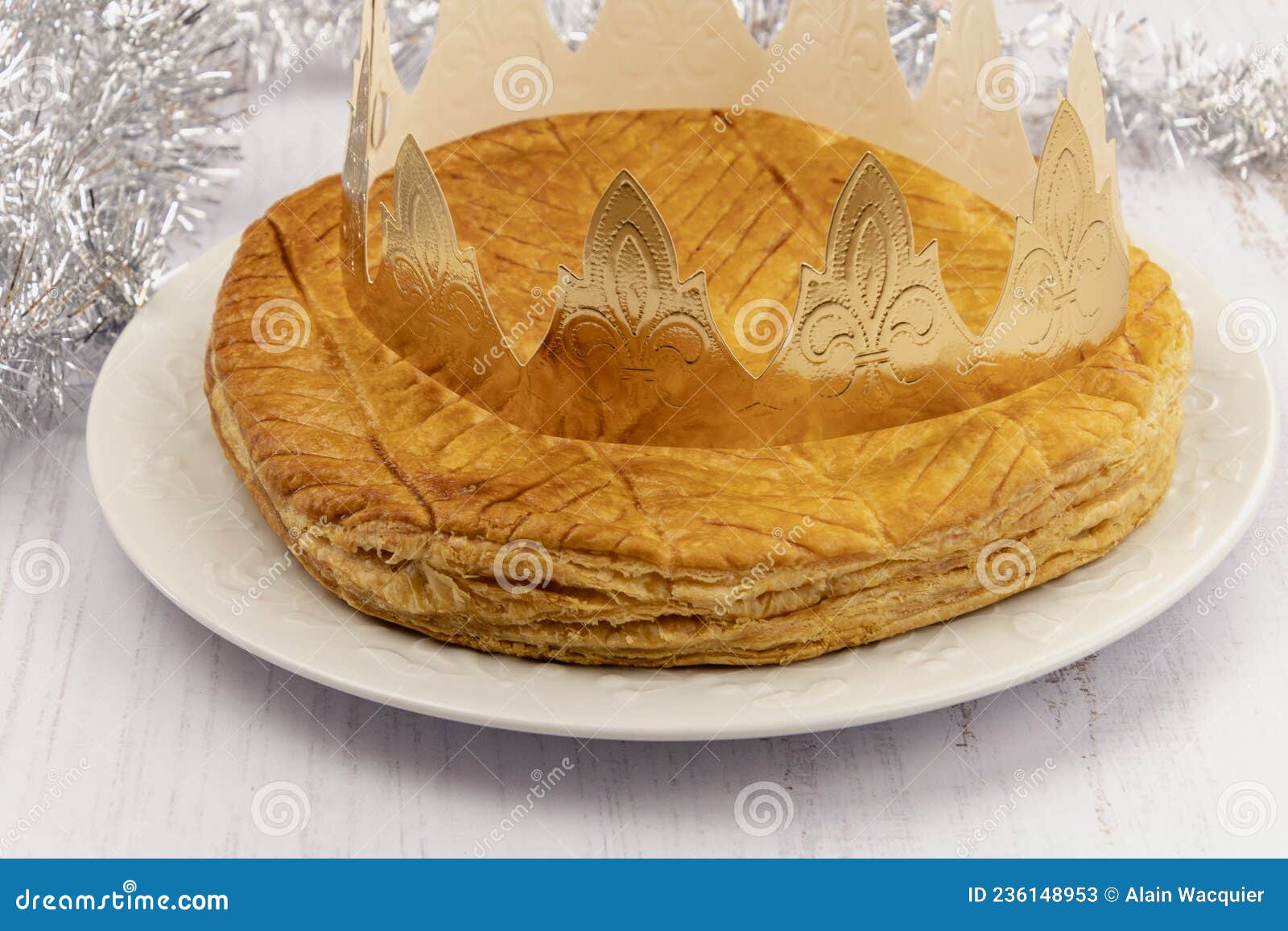 Pastel de rey con corona imagen de archivo. Imagen de postre - 236148953