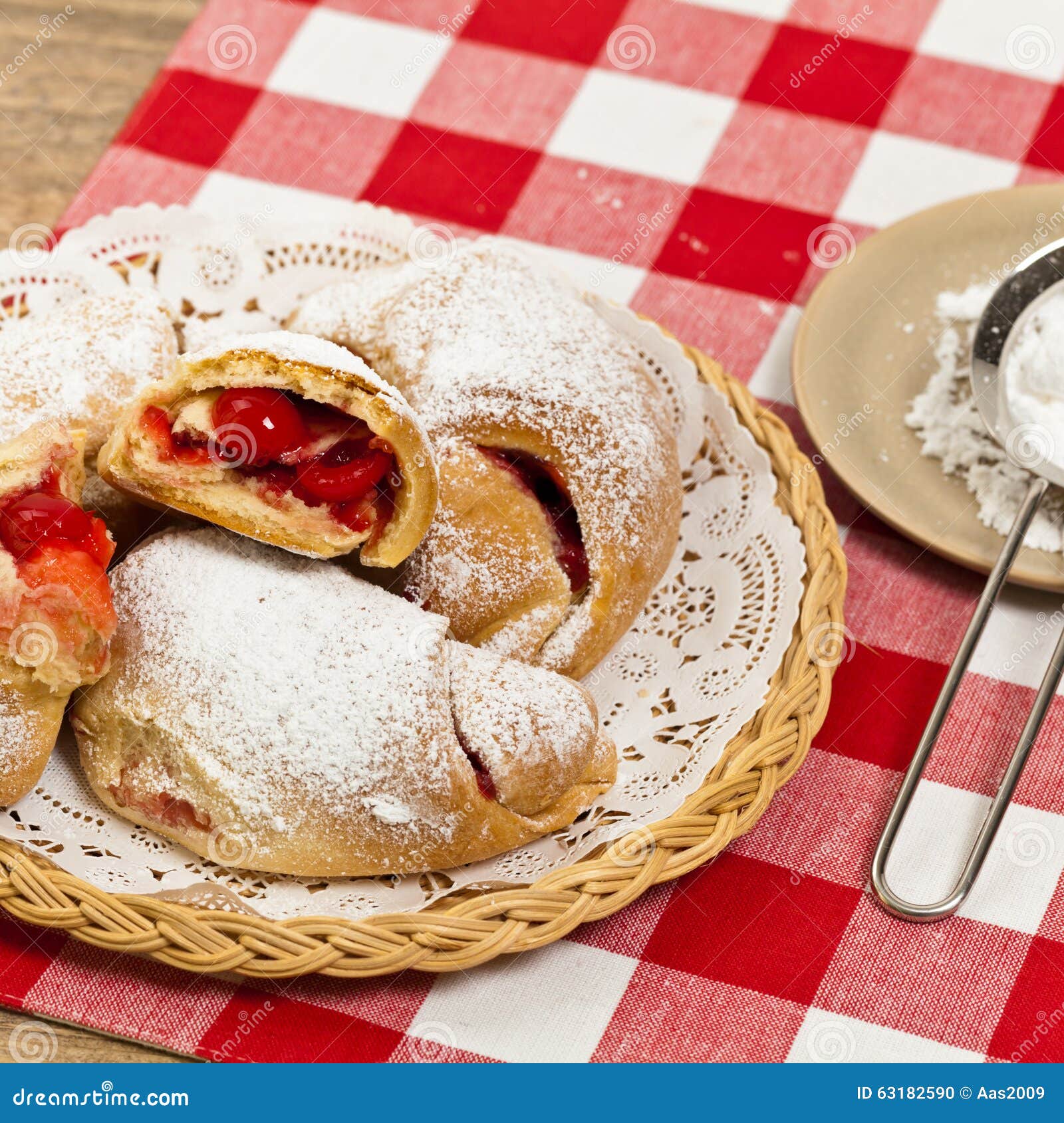 Pastelarias Com Doce De Cereja Foto de Stock - Imagem de pastelaria ...