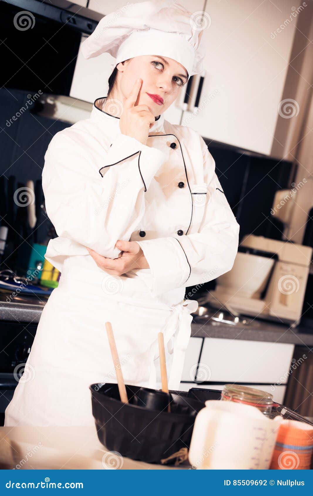 Pasteleiro Baking um bolo foto de stock. Imagem de foto - 85509692