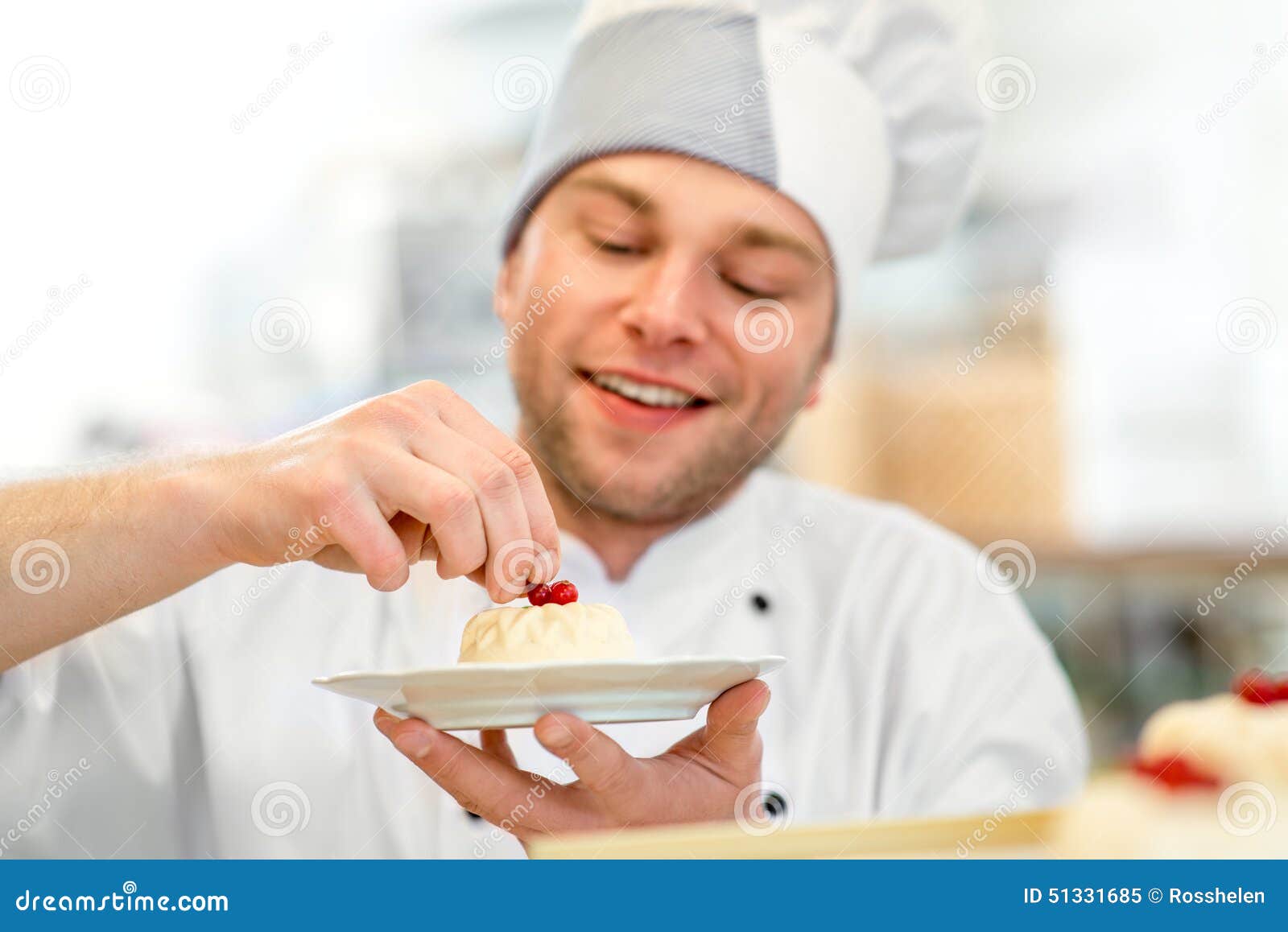 Pasteleiro com bolo imagem de stock. Imagem de confeitaria - 51331685