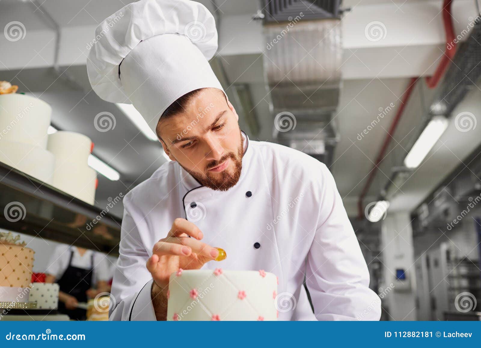 Pasteleiro Com Um Bolo Na Padaria Imagem de Stock - Imagem de chefe ...