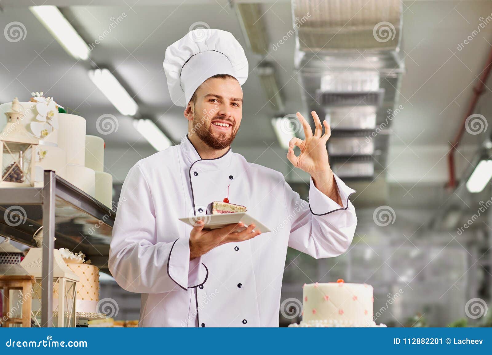 Pasteleiro Com Um Bolo Na Padaria Imagem de Stock - Imagem de creme ...