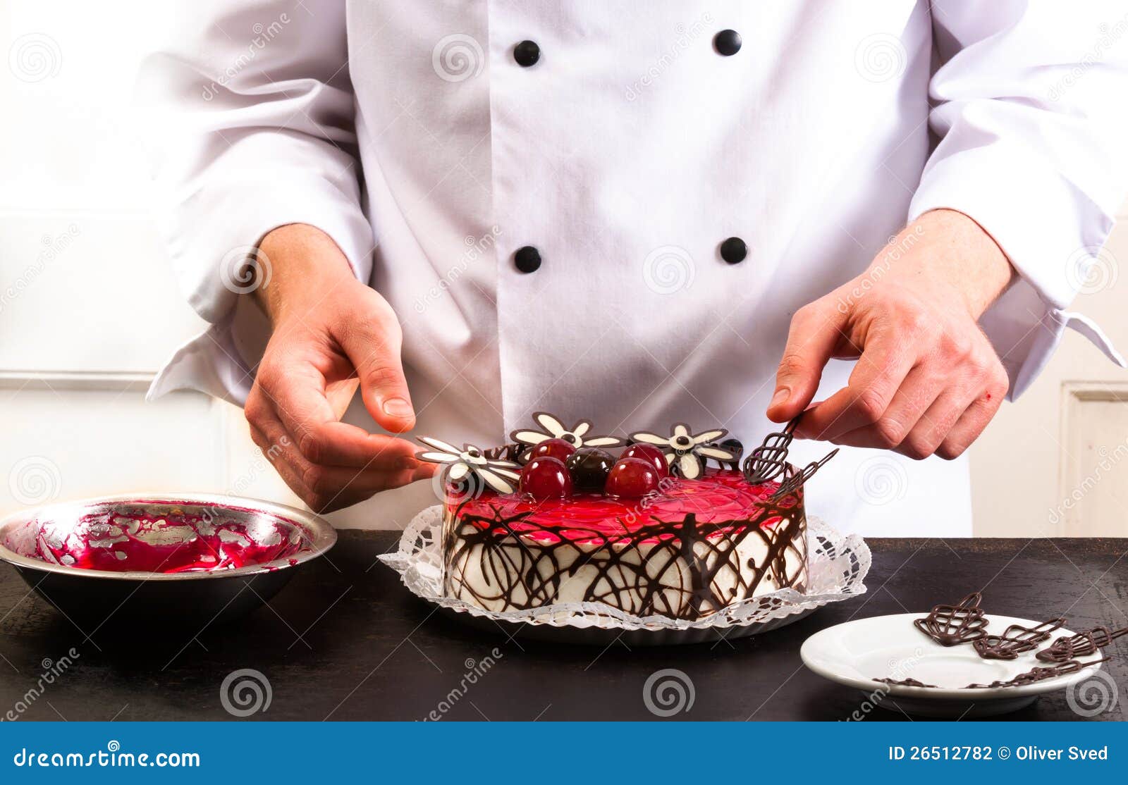 Pasteleiro e um bolo foto de stock. Imagem de sobremesa - 26512782