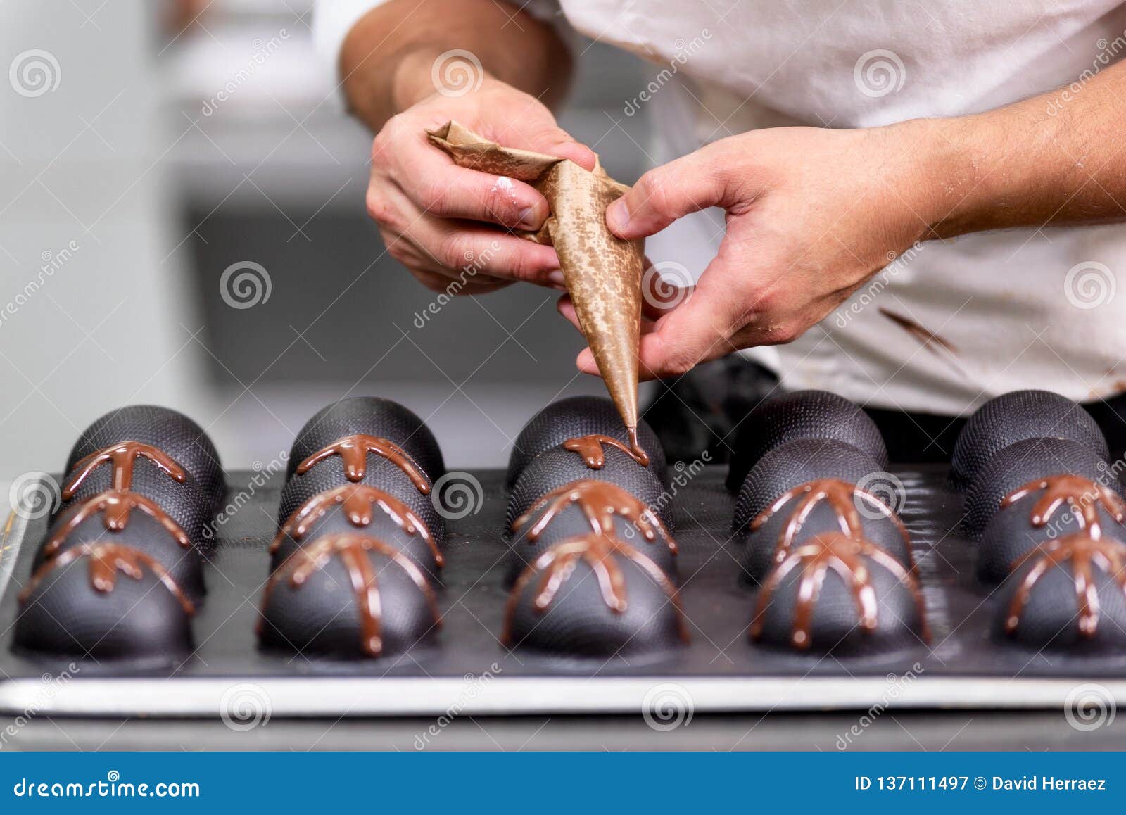 Pasteleiro Profissional Que Faz Doces Do Chocolate Na Loja Dos ...