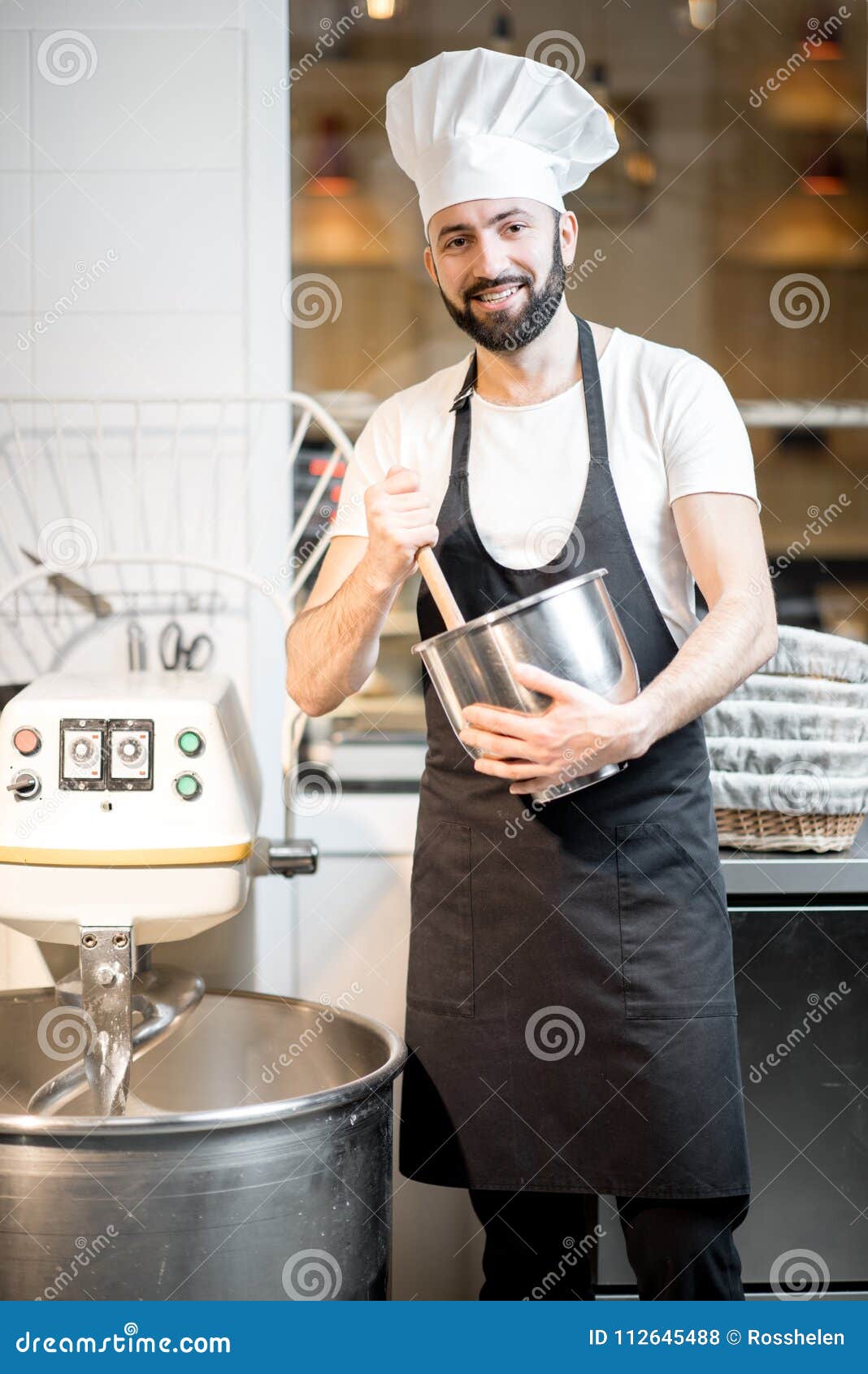 Pasteleiro Que Trabalha Na Padaria Foto de Stock - Imagem de ...