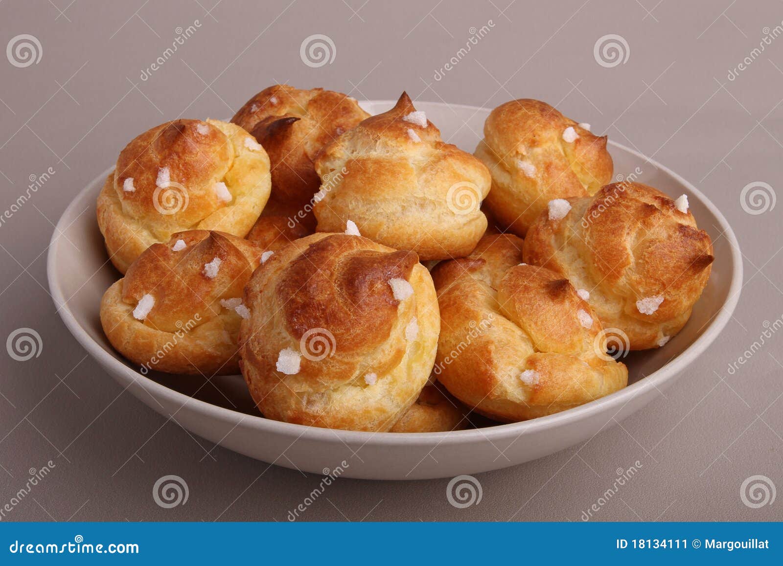 Pasteles de los Choux imagen de archivo. Imagen de soplo - 18134111