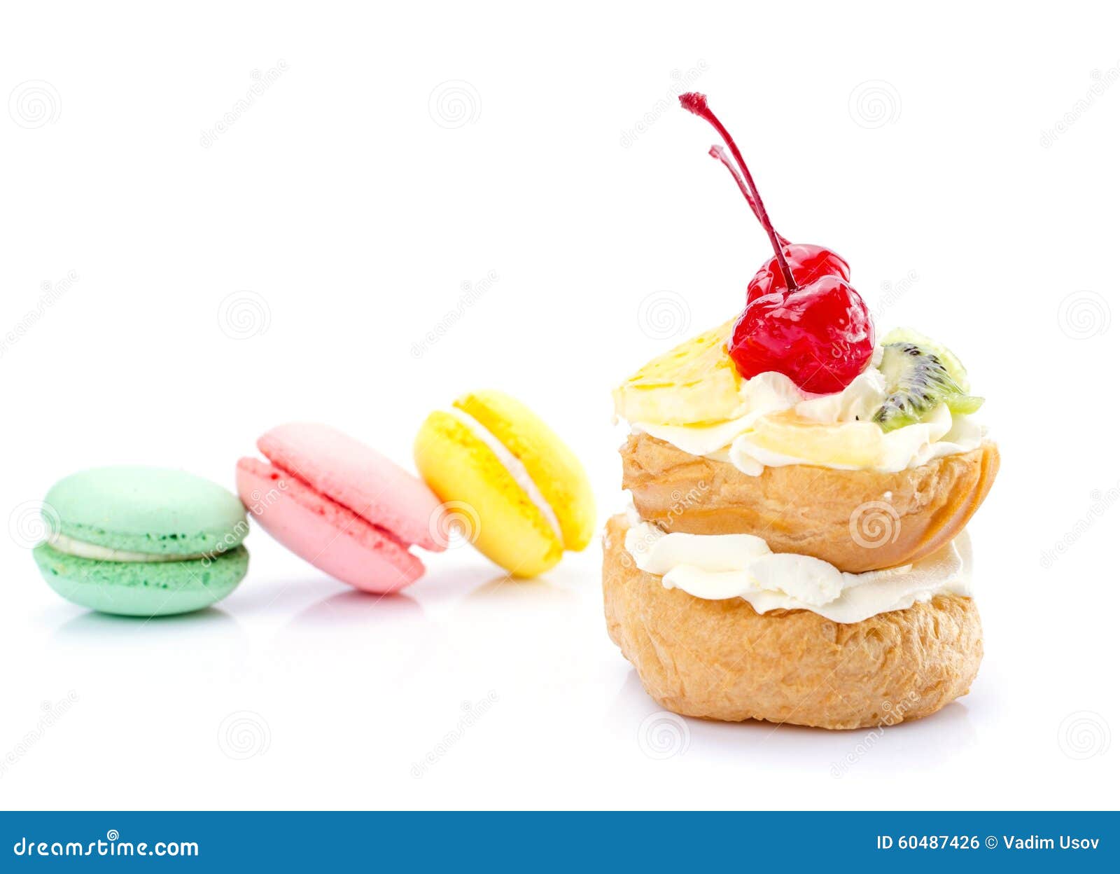Pasteles De Los Choux Con La Fruta Y Macarrones Foto de archivo ...