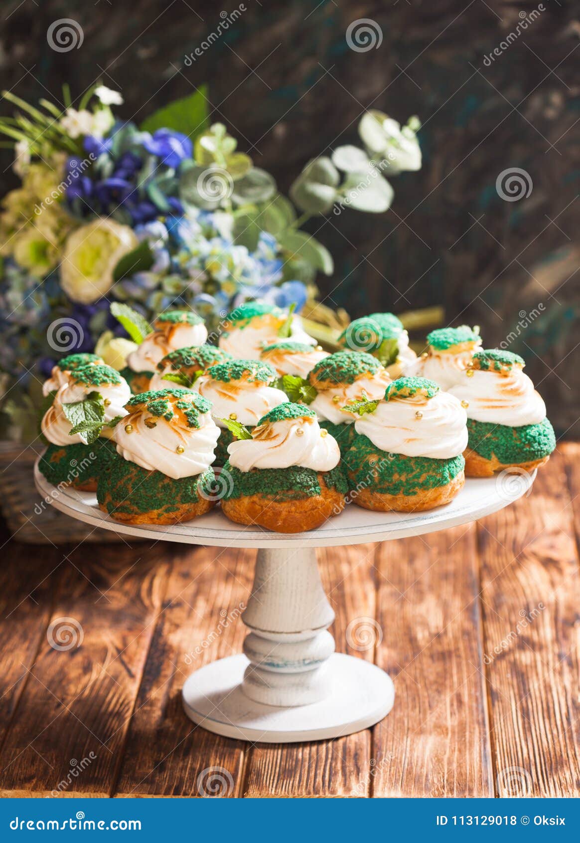 Pasteles Dulces De Los Choux Foto de archivo - Imagen de natillas ...
