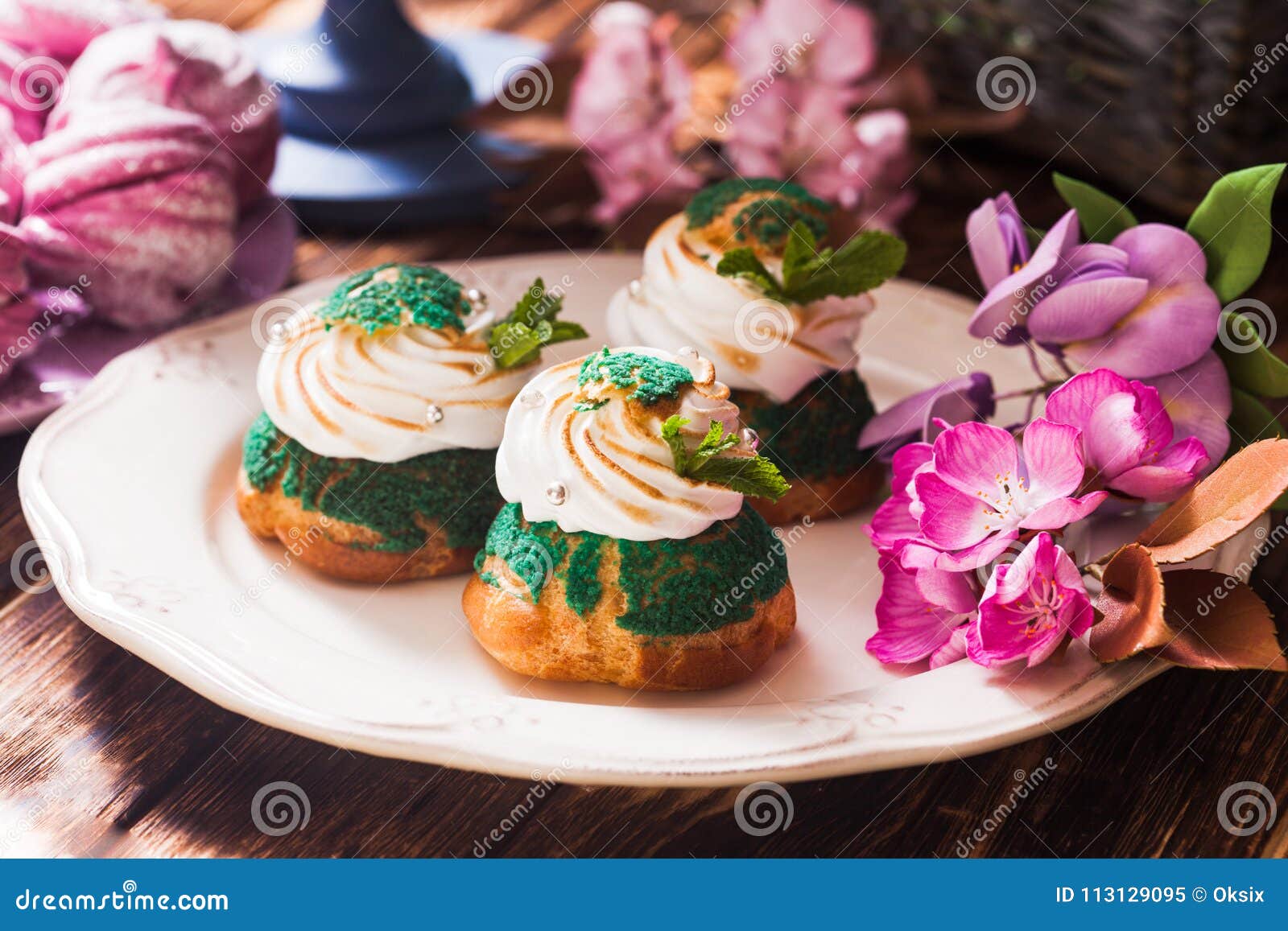 Pasteles Dulces De Los Choux Imagen de archivo - Imagen de soplo ...