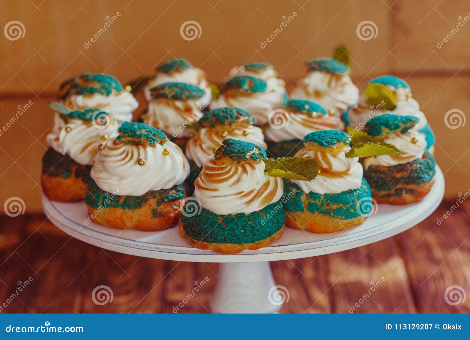 Pasteles Dulces De Los Choux Imagen de archivo - Imagen de plato ...