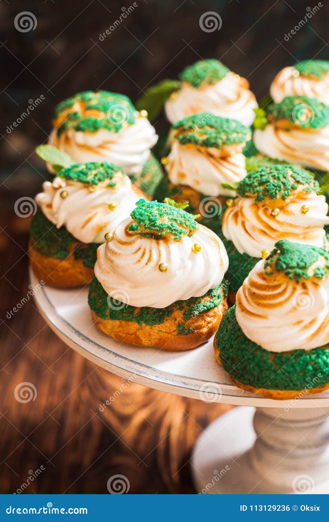 Pasteles Dulces De Los Choux Foto de archivo - Imagen de revuelto ...