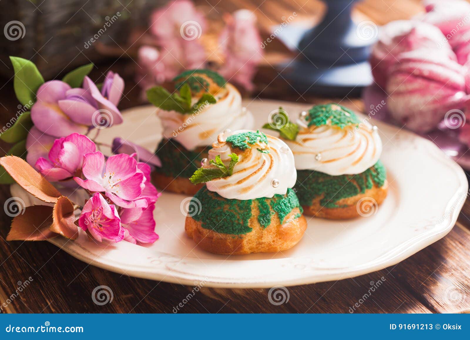 Pasteles Dulces De Los Choux Imagen de archivo - Imagen de eclair ...