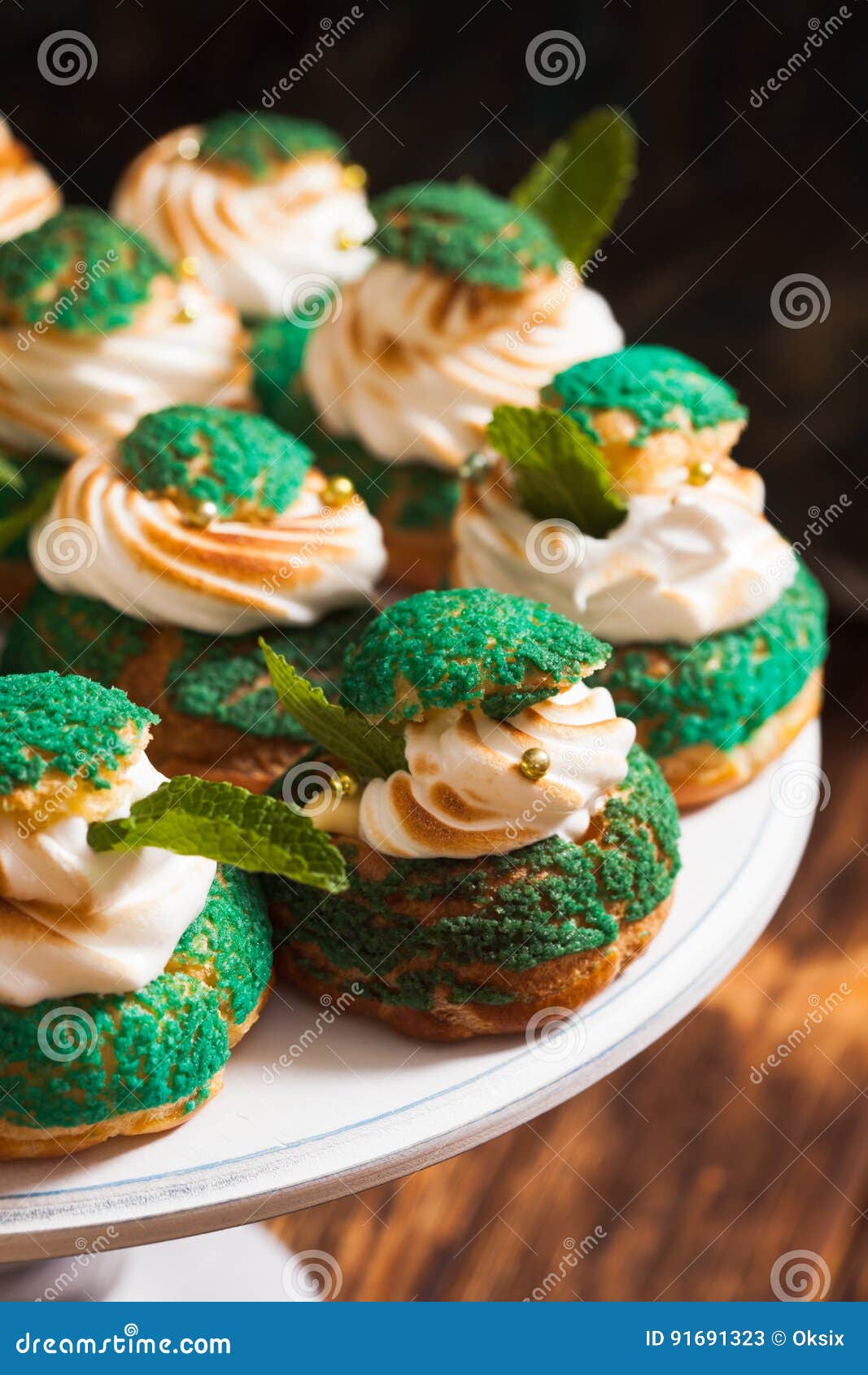 Pasteles Dulces De Los Choux Imagen de archivo - Imagen de pulverizado ...