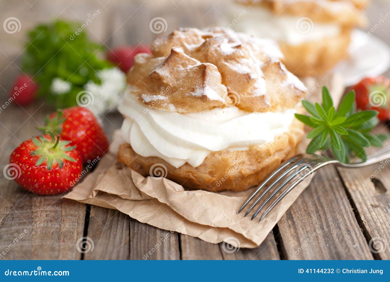 Pasteles Frescos De Los Choux Foto de archivo - Imagen de especialidad ...