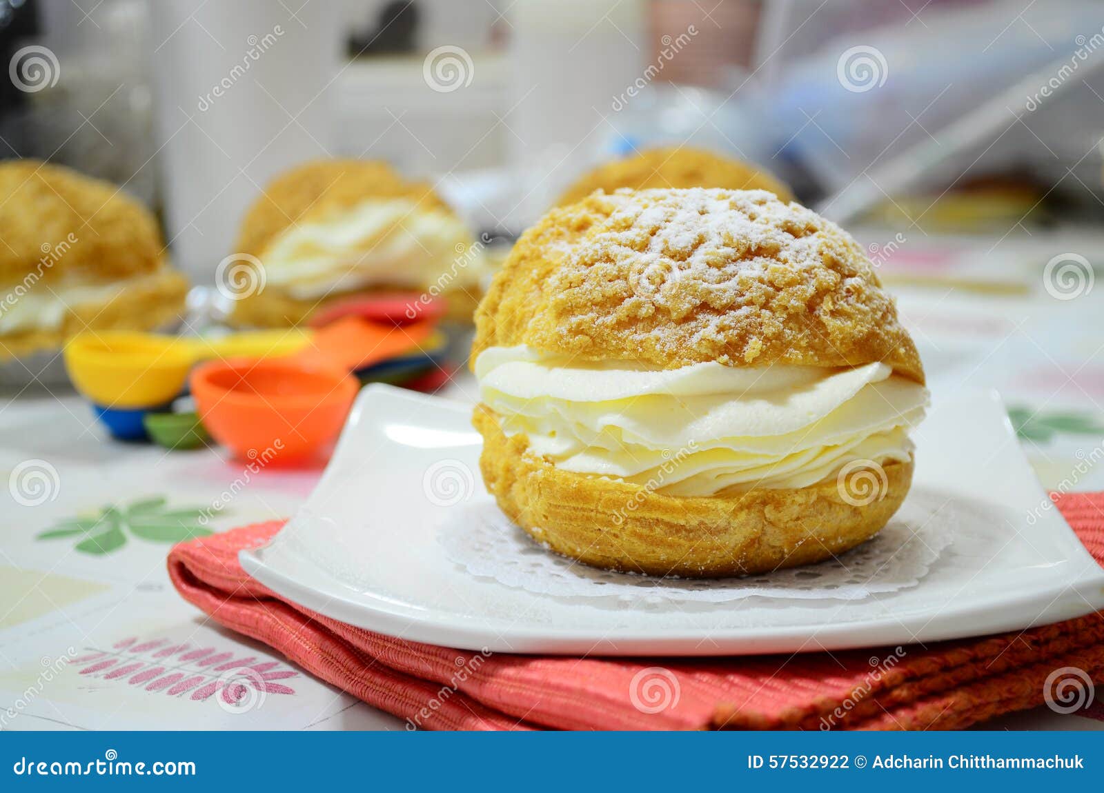 Pasteles Frescos De Los Choux Foto de archivo - Imagen de vida ...