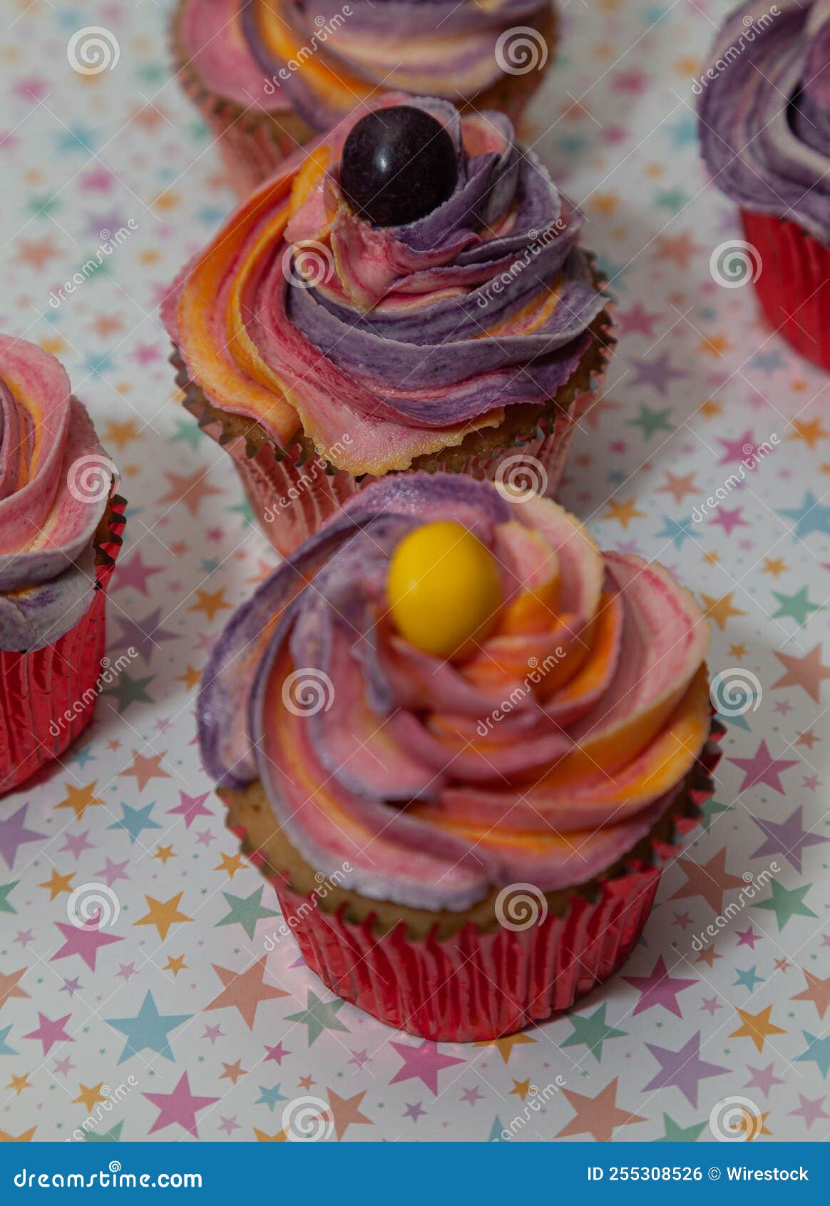 Pastelitos De Vainilla Con Helado De Arcoiris Y Dulces Foto de archivo ...
