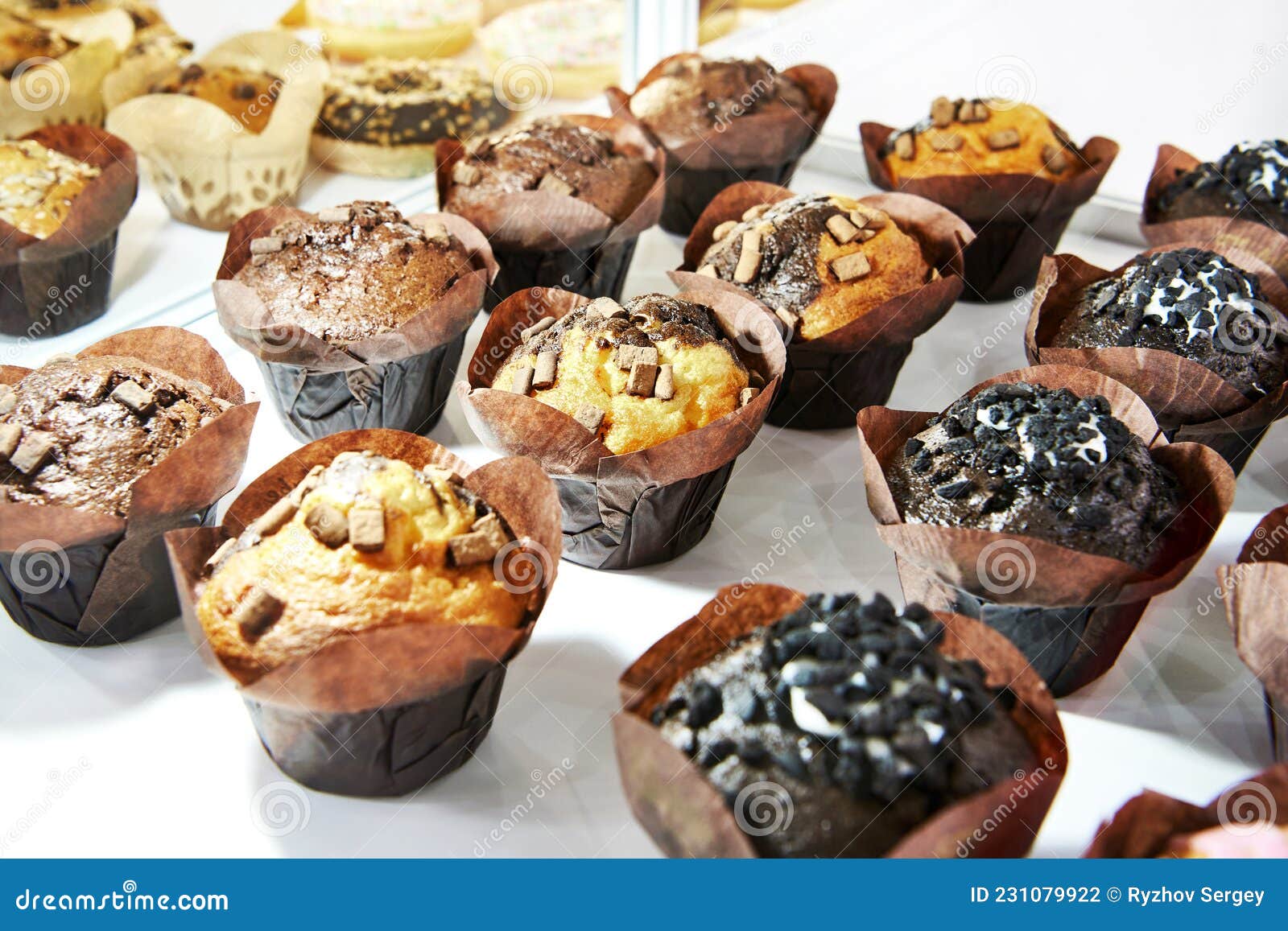 Pastelitos Variados En La Tienda Foto de archivo - Imagen de fresco ...