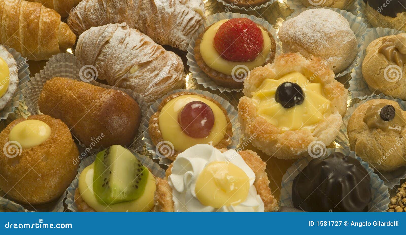 Pasticceria italiana immagine stock. Immagine di cottura - 1581727