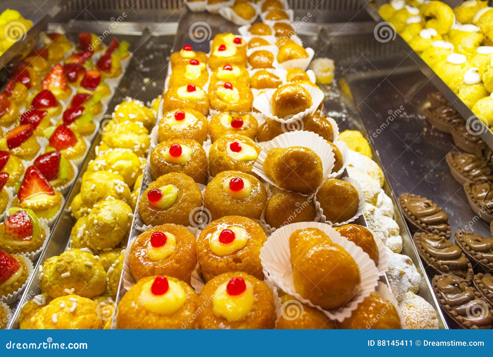 Pasticcerie immagine stock. Immagine di marrone, italiano - 88145411