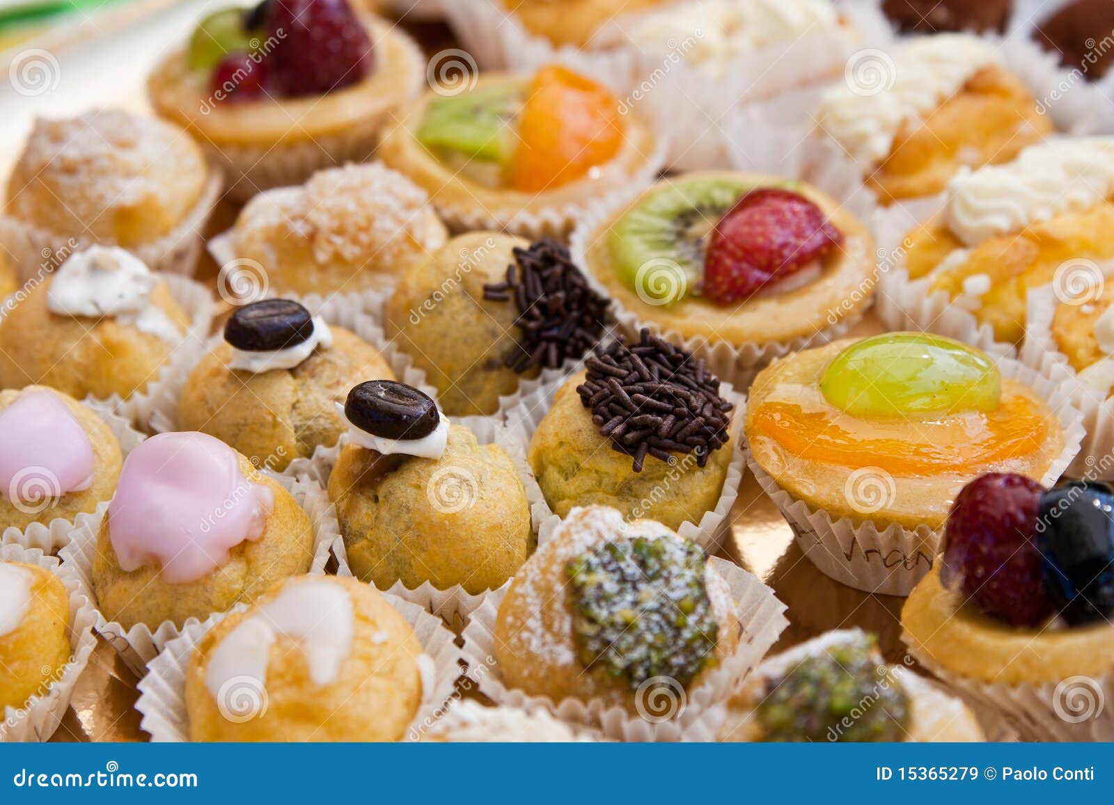Pasticcerie dall'Italia immagine stock. Immagine di buongustaio - 15365279