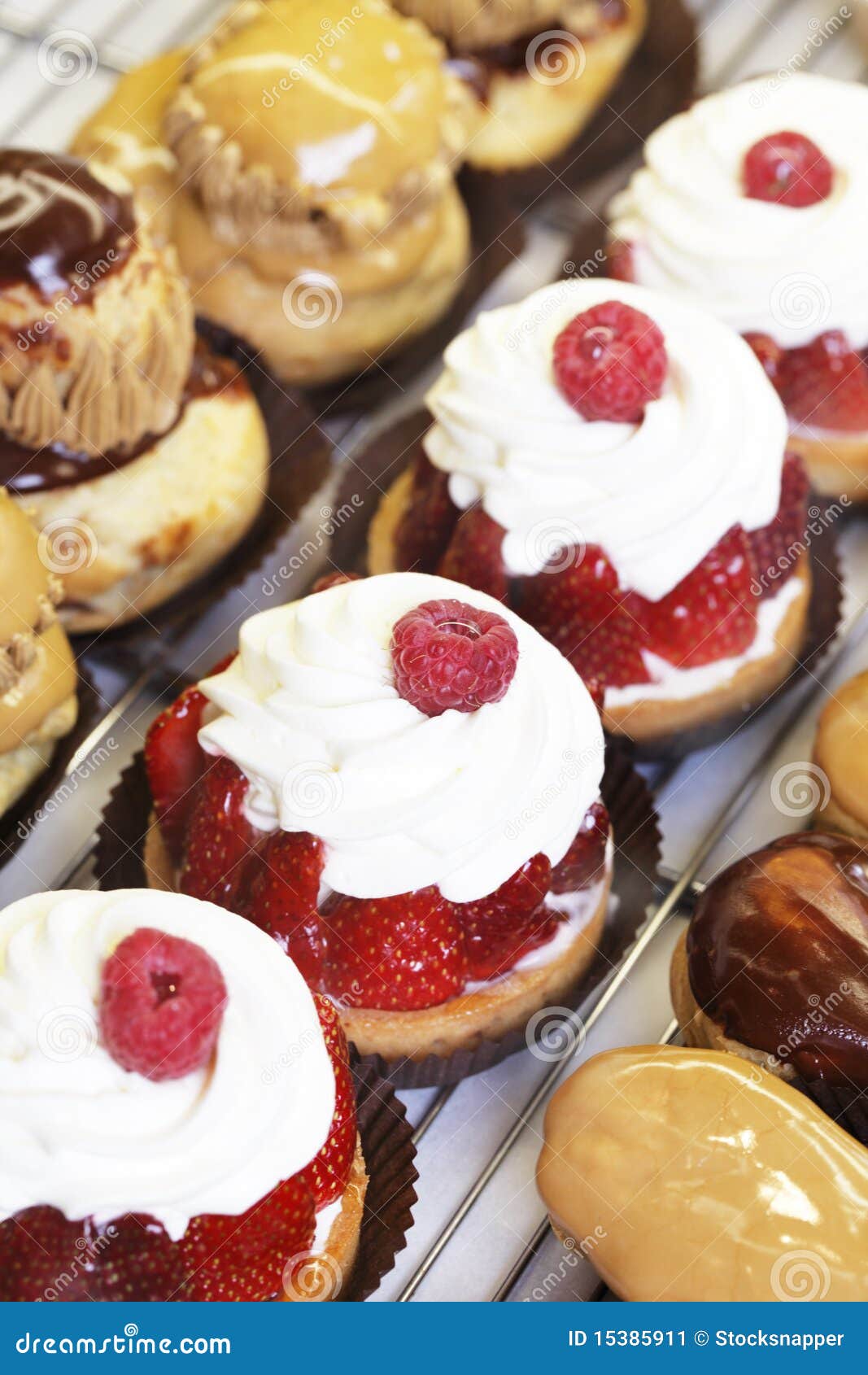 Pasticcerie francesi dolci immagine stock. Immagine di alimento - 15385911