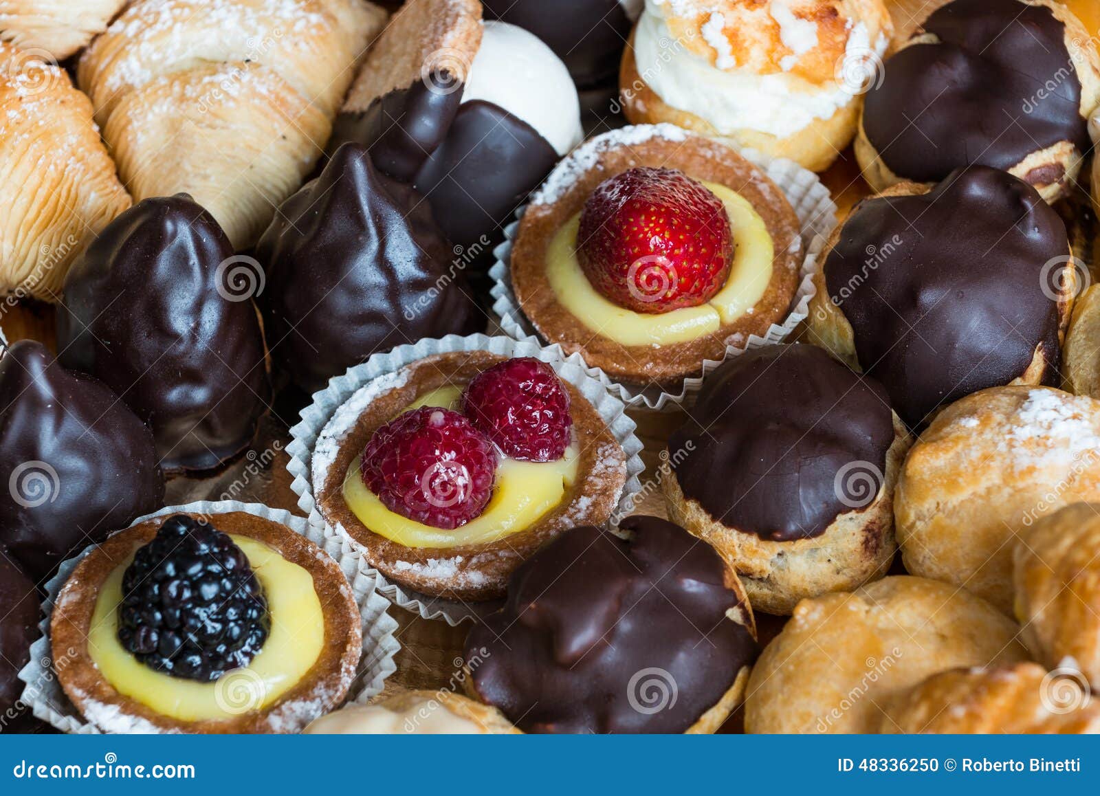 Pasticcerie Tipiche Dell'italiano Fotografia Stock - Immagine di cucina ...
