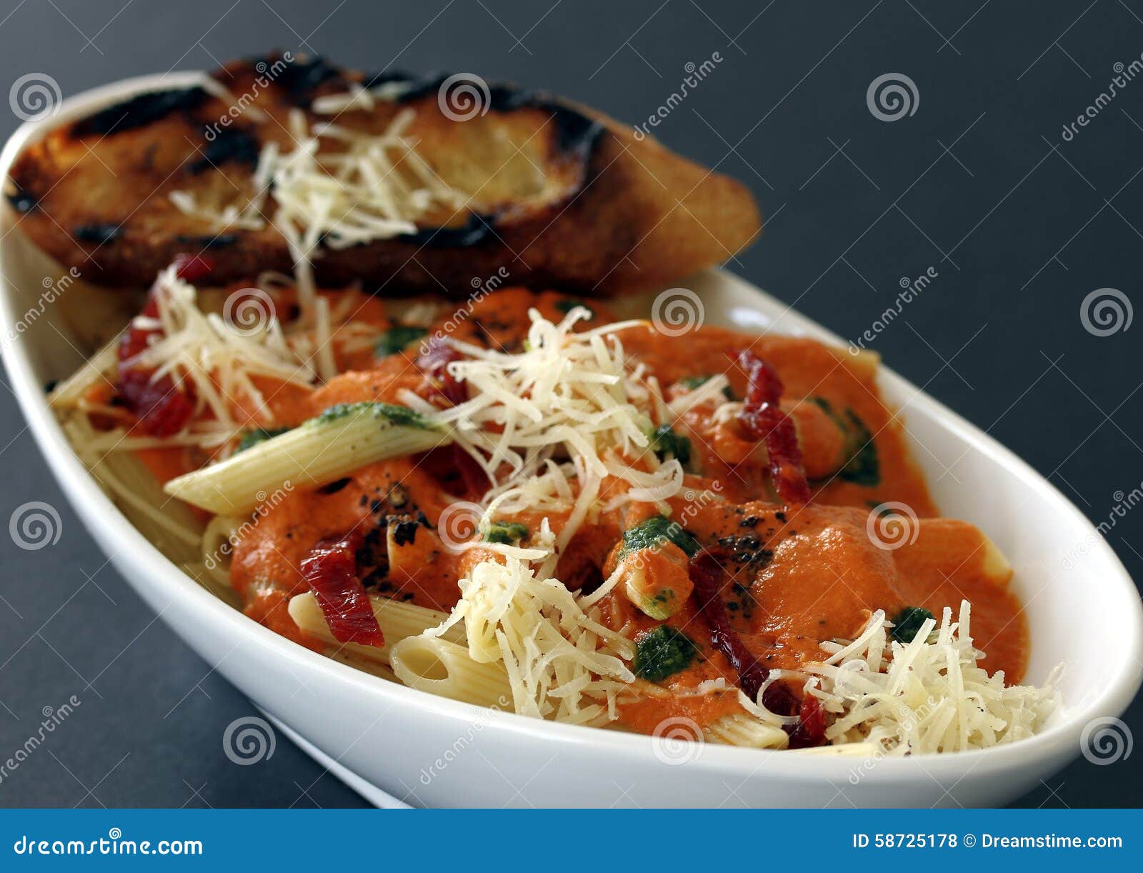 Pasto Italiano in Piatto Bianco Fotografia Stock - Immagine di femmina ...