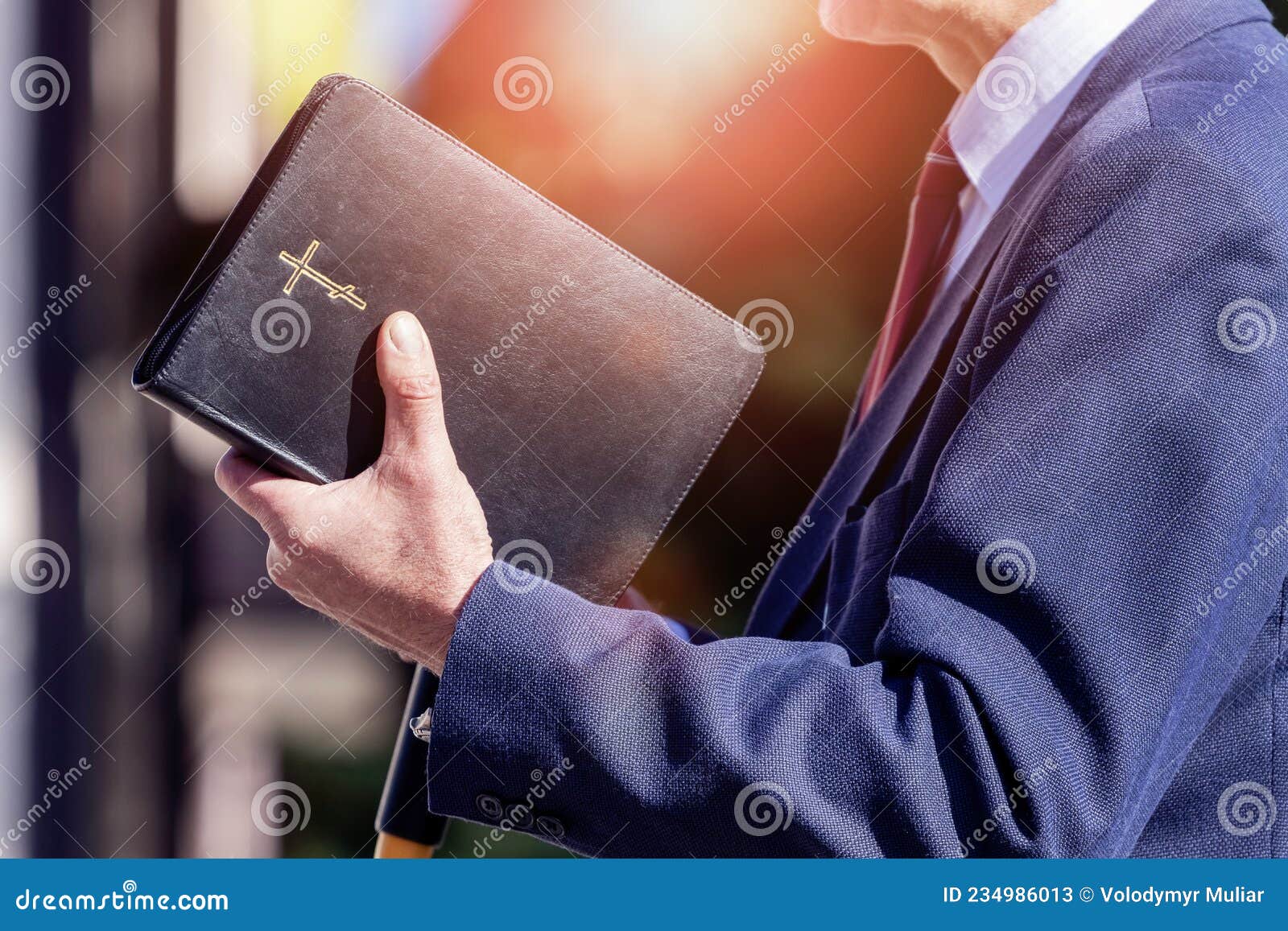 Pastor Con Una Biblia En La Mano Durante Un Sermón El Predicador Da Un