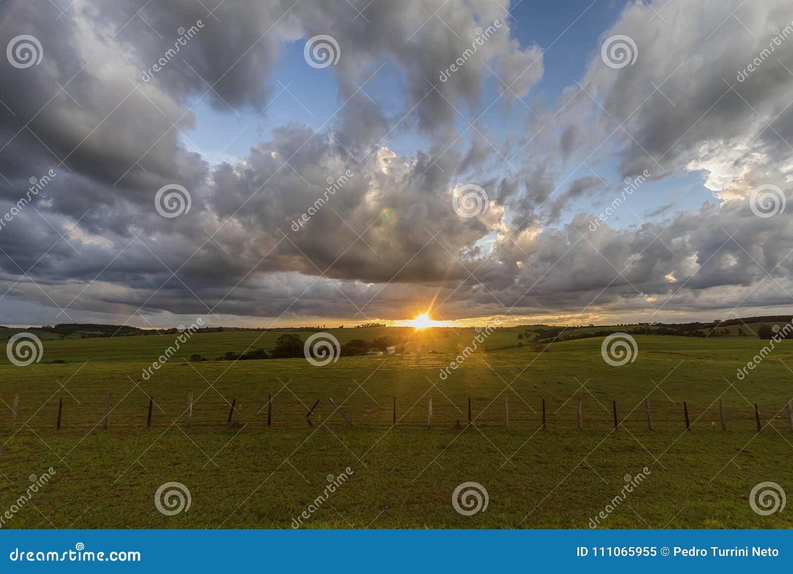 Pasture with Fence at Sunset Stock Image - Image of dieting, flake ...