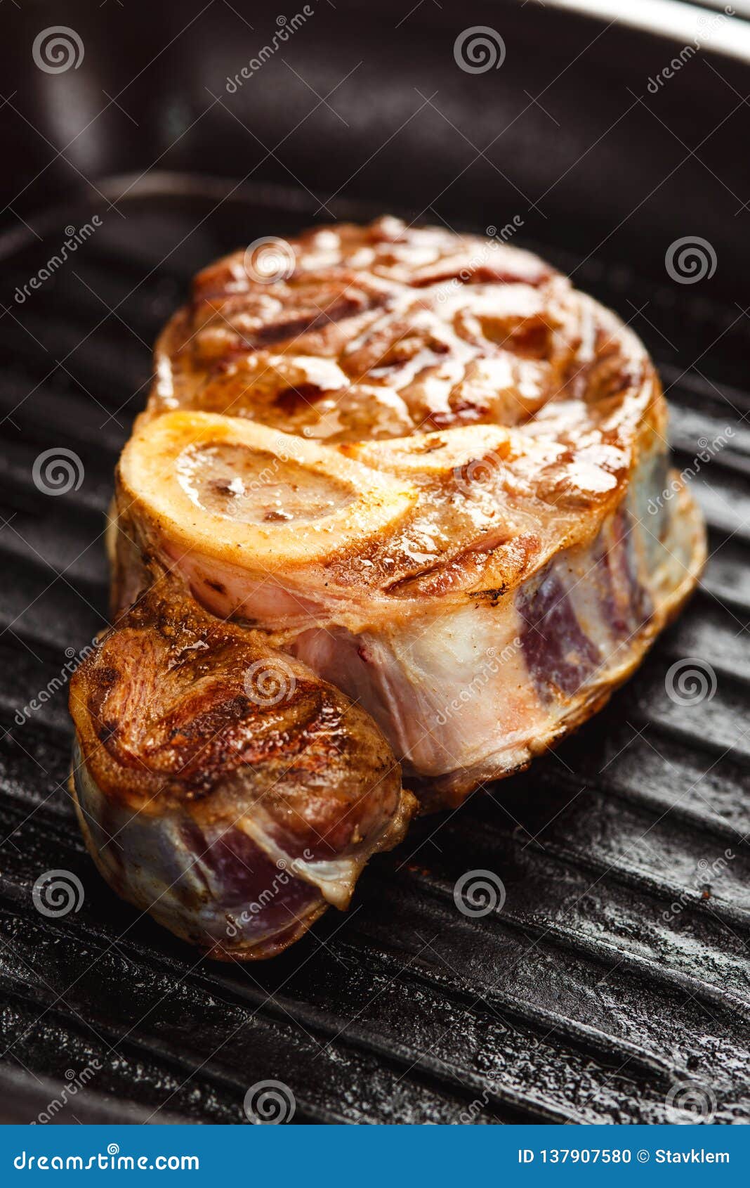 Pata Roasted Da Carne Na Bandeja Da Grade Foto de Stock - Imagem de ...