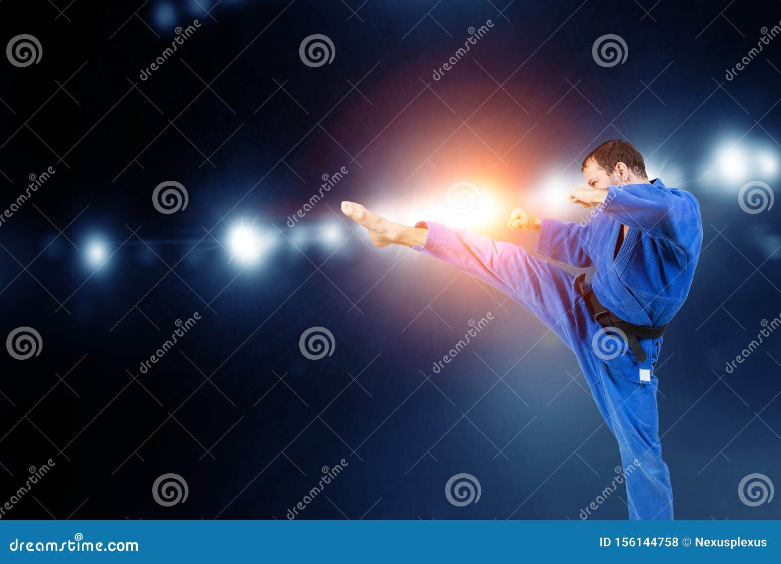 Patada De Karate Profesional Por Un Joven Foto de archivo - Imagen de ...