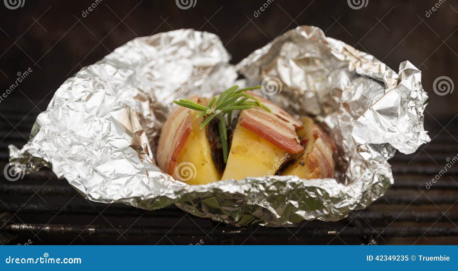 Patata Asada a La Parrilla Con Tocino Imagen de archivo - Imagen de ...