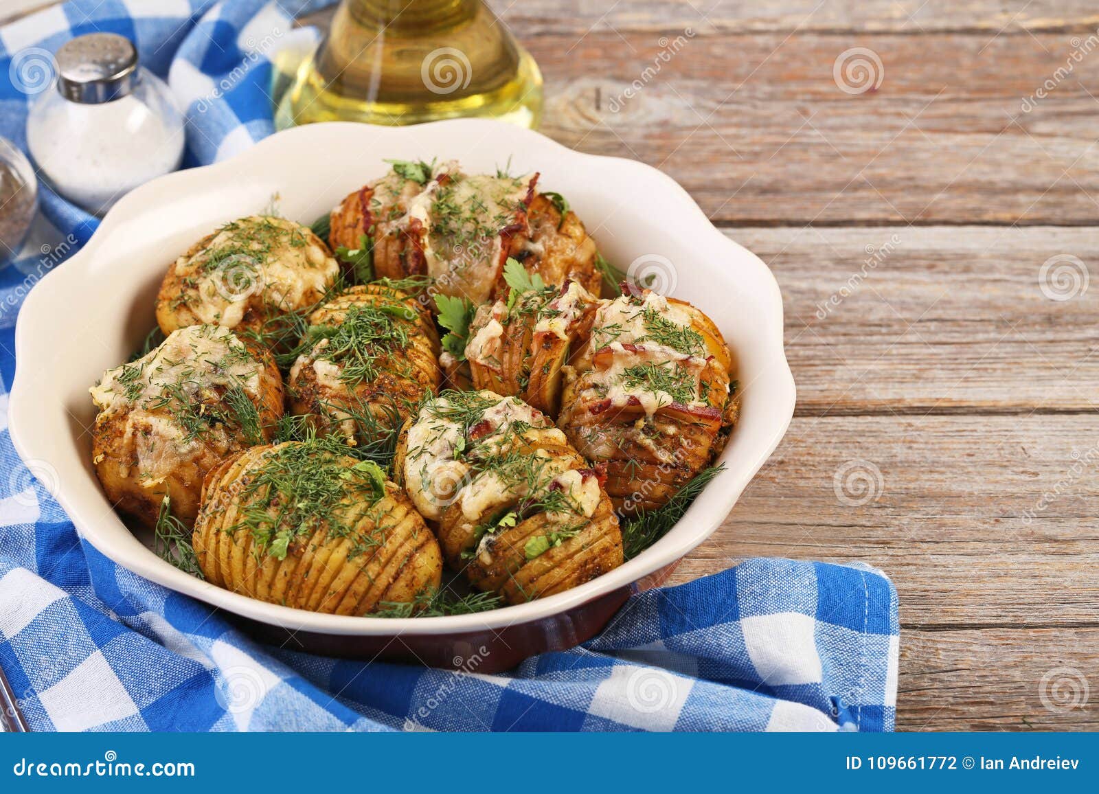 Patata cocida al horno foto de archivo. Imagen de hierba - 109661772