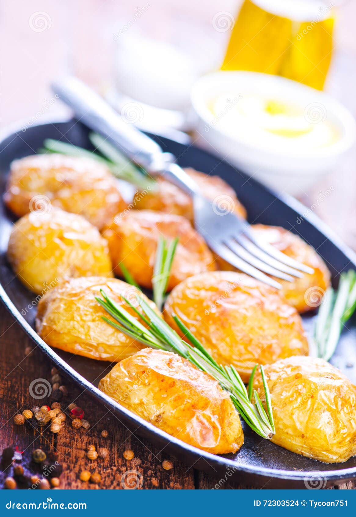 Patata cocida al horno foto de archivo. Imagen de albahaca - 72303524