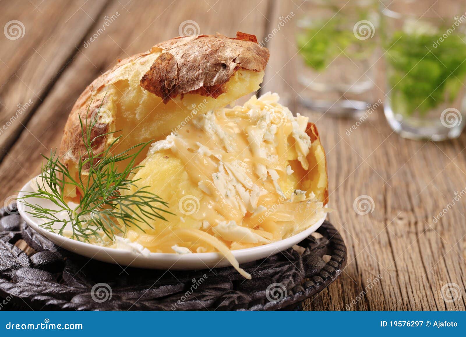 Patata Cocida Al Horno Con Queso Imagen de archivo - Imagen de rallado ...