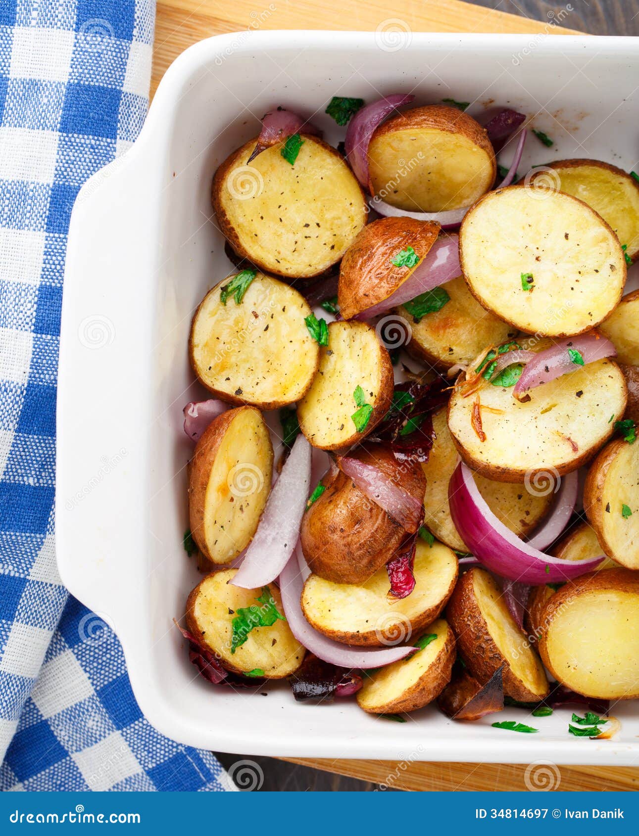 Patata Cocida Con La Cebolla Roja Imagen de archivo - Imagen de hierba ...